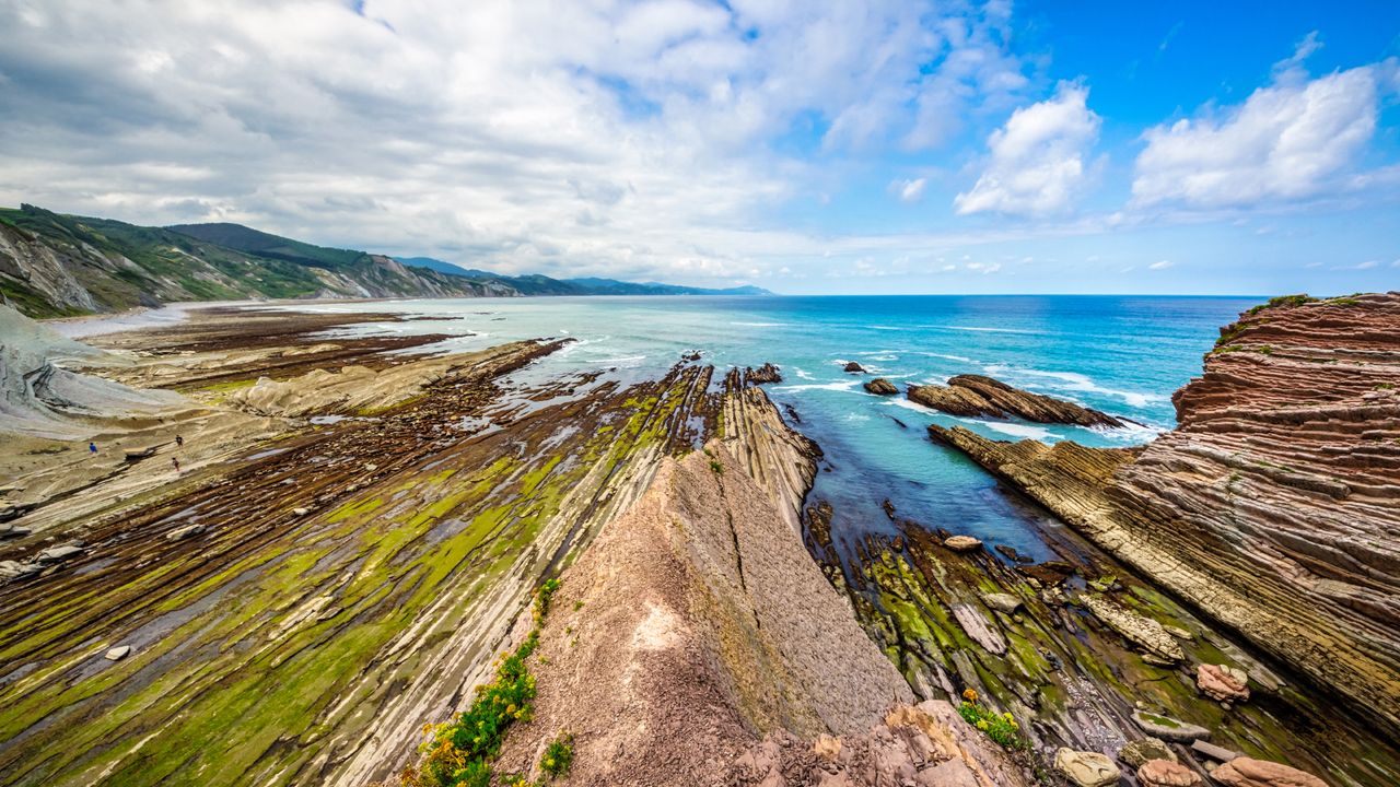 Layers of flysch in Zumaia, Basque Country, Spain - Bing Gallery · Peapix