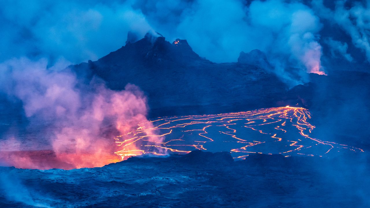 Halema'uma'u Crater's lava lake, Kīlauea Caldera, Hawai'i Volcanoes ...