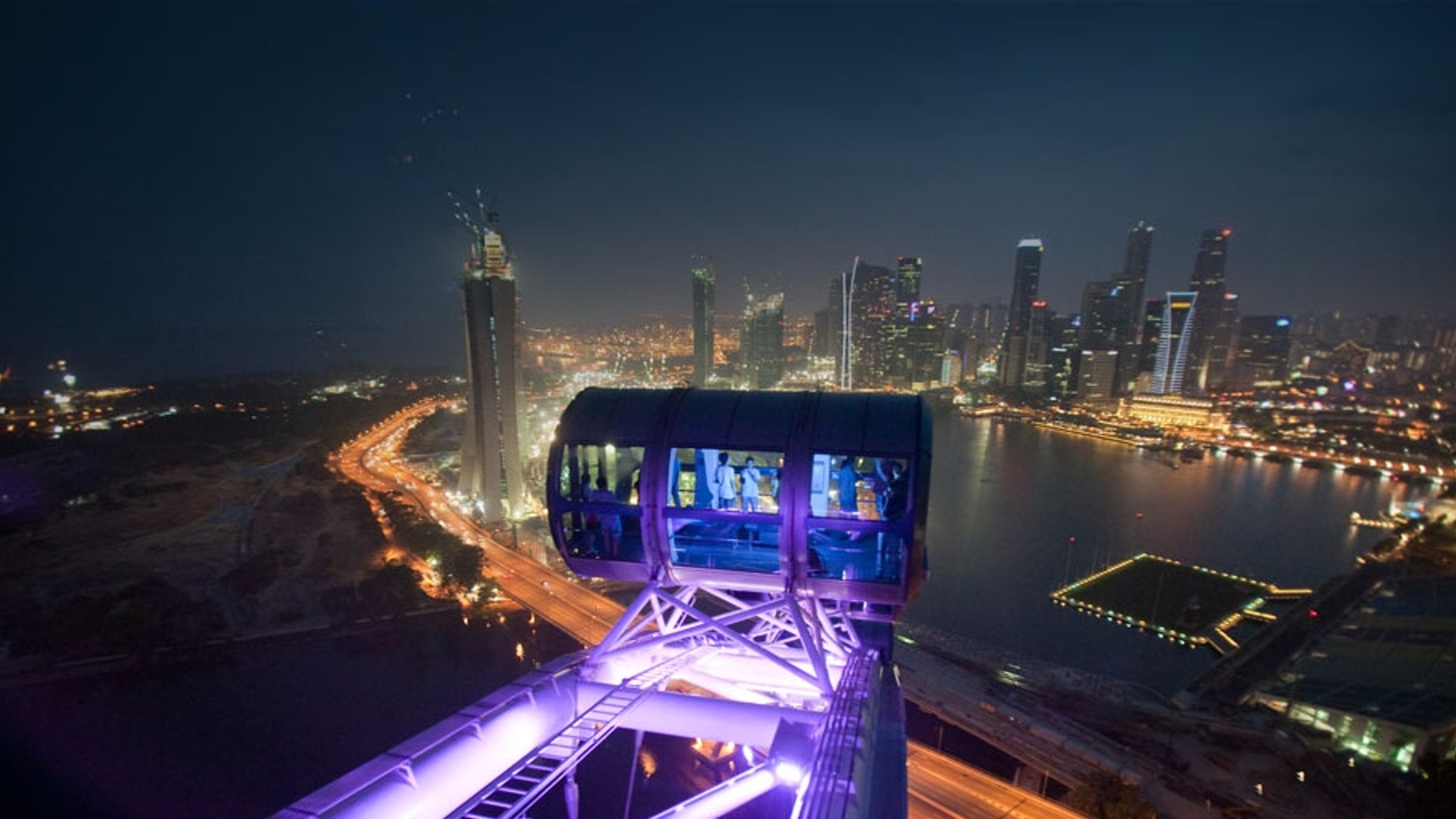 The Singapore Flyer, a 42-storey high observation wheel in Singapore ...