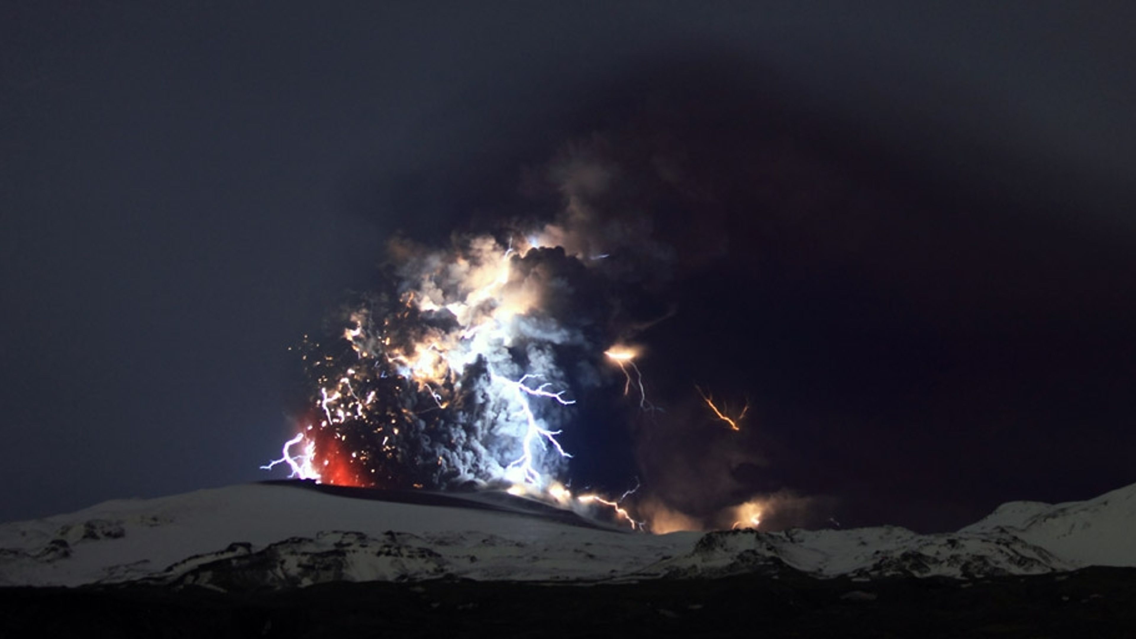 Volcanic eruptions are lit by lightning on the Eyjafjallajokull glacier ...