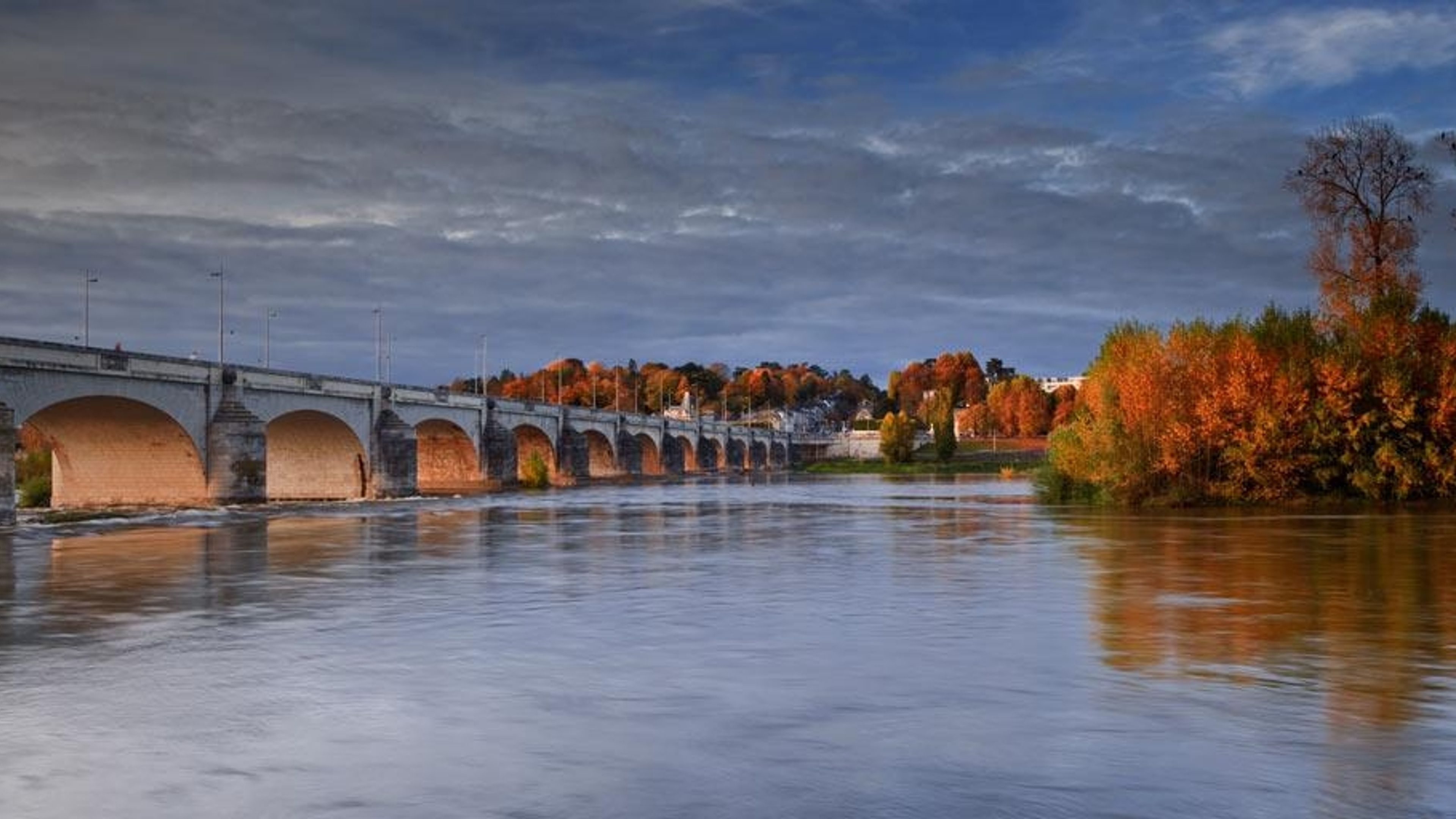 Le pont Wilson traversant la Loire à Tours, Indre-et-Loire - Bing Gallery