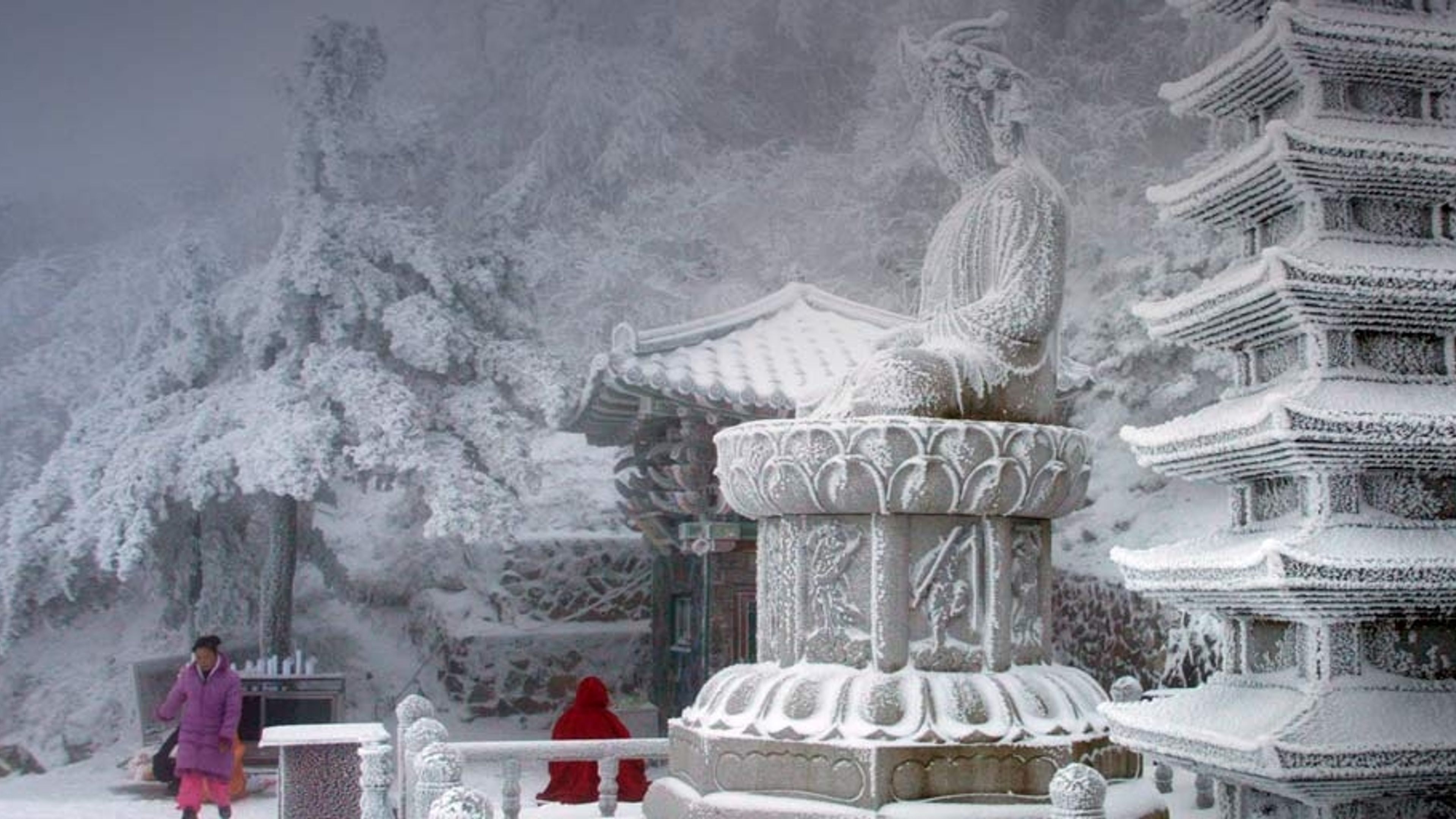 Snow blankets a temple on a mountain in South Korea's eastern Gangwon ...