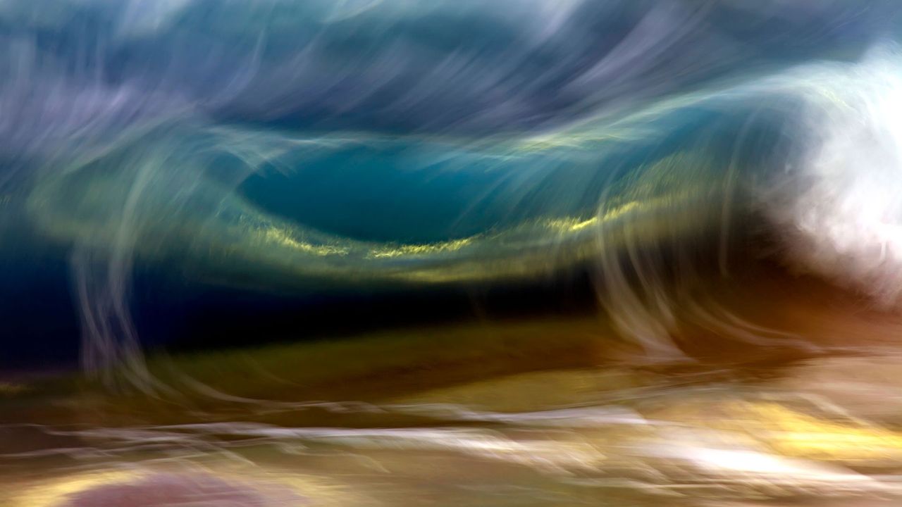 A wave building on Oahu’s North Shore, Hawaii - Bing Gallery · Peapix