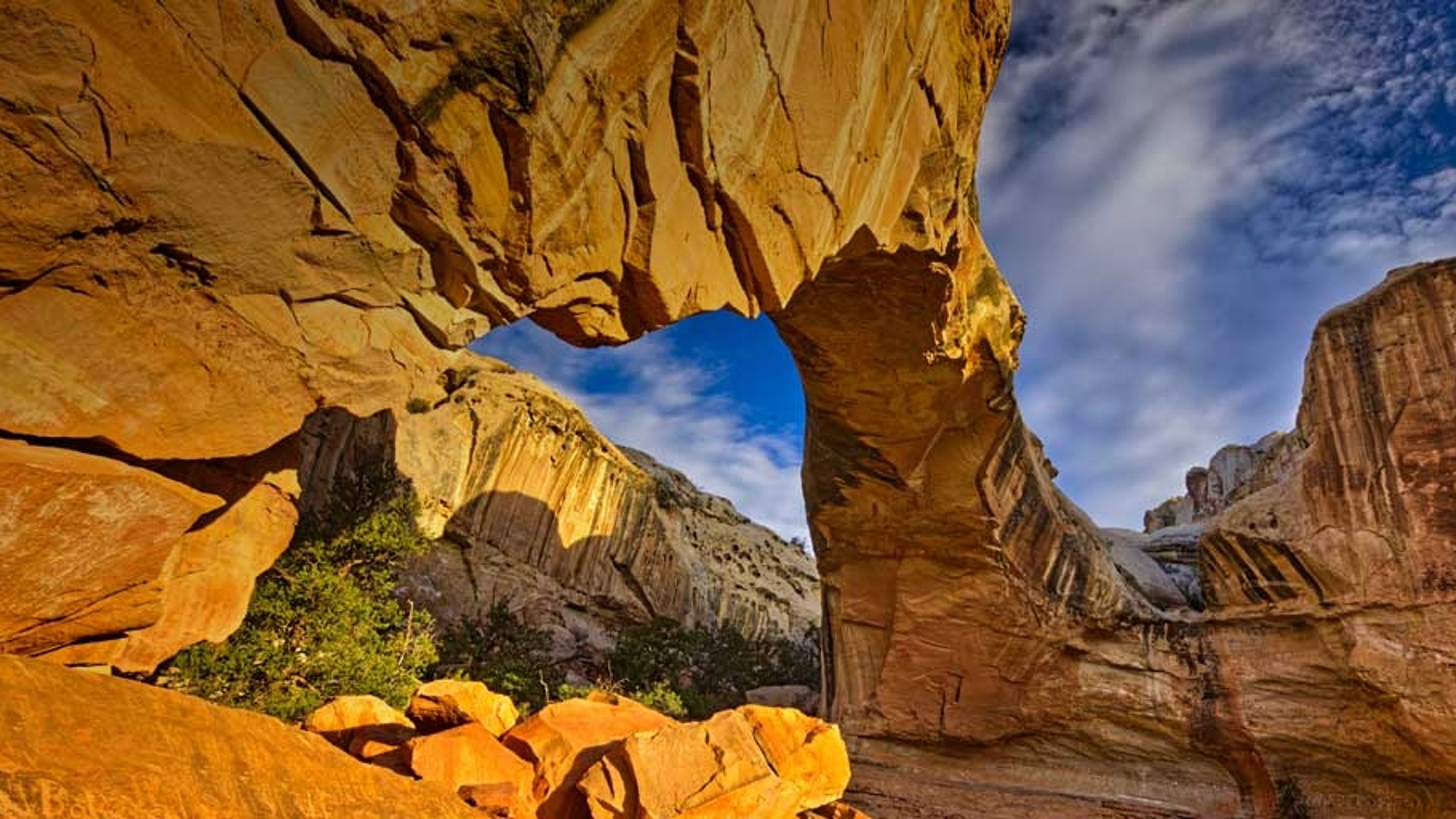 Natural arch in Hickman Bridge, Capitol Reef National Park, Utah, USA ...