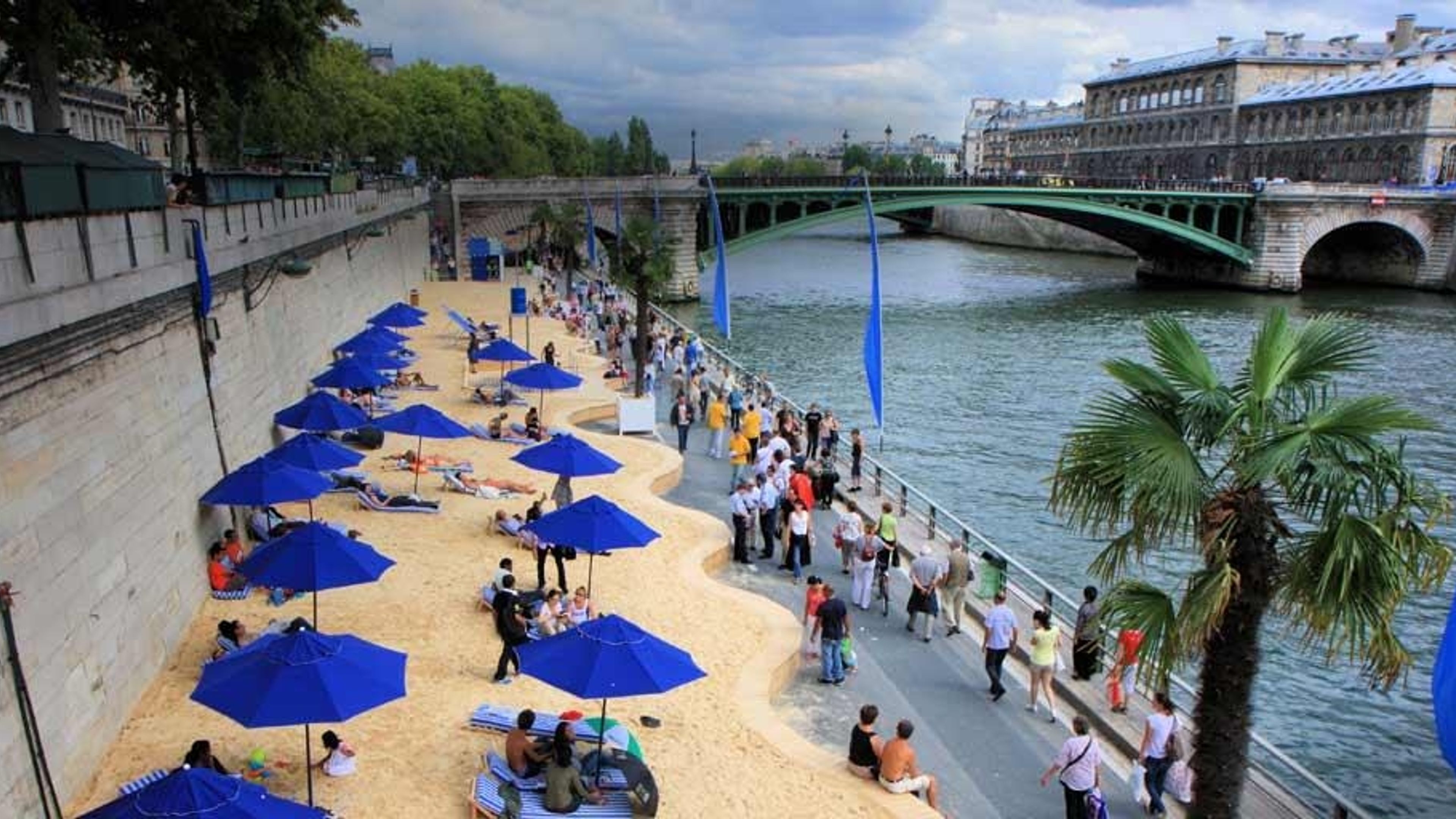 Paris Plages, plages de sable sur les berges de la Seine, Paris - Bing ...