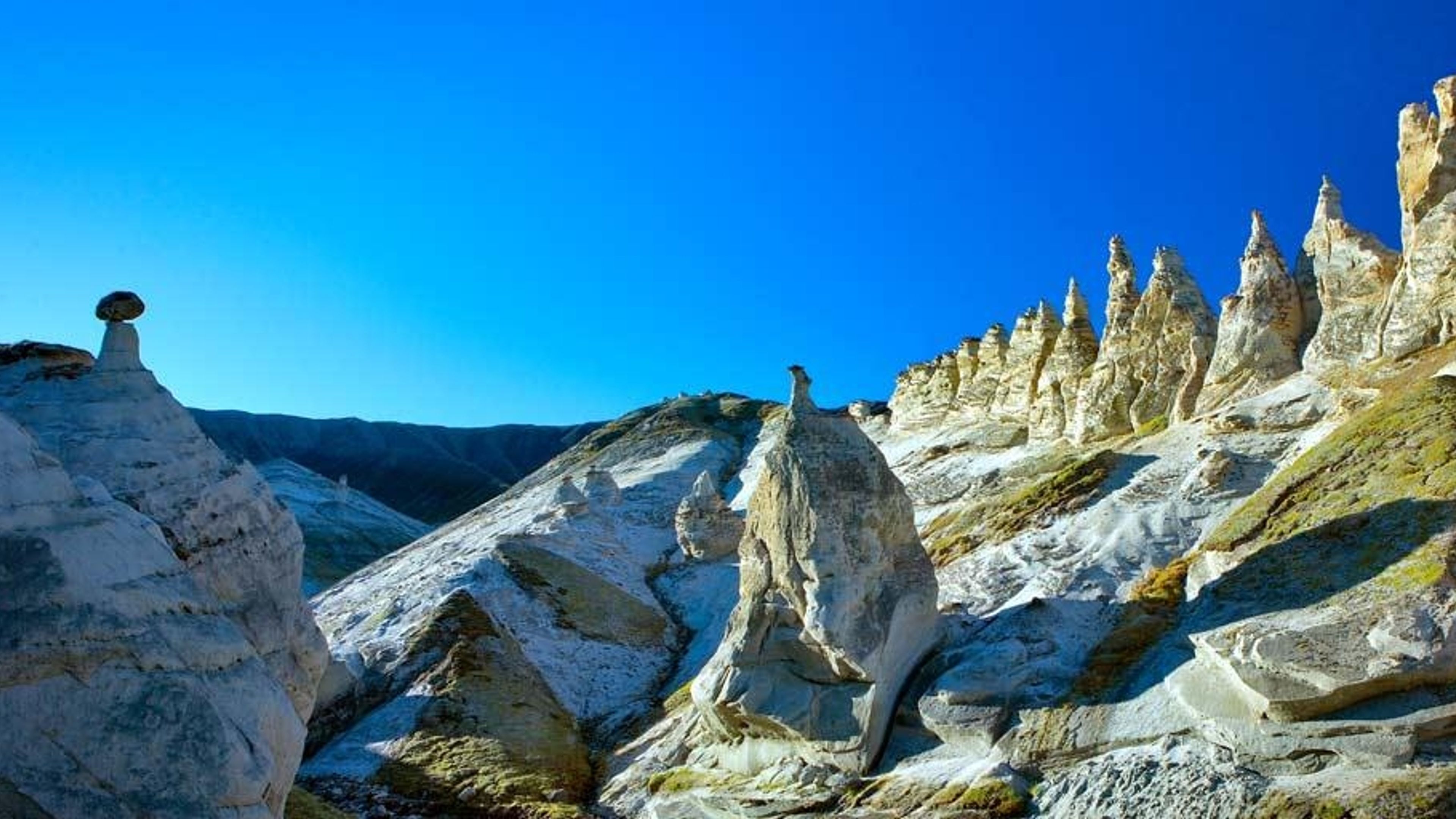 Hoodoo Valley with rock formations, Sirmilik National Park, Bylot ...