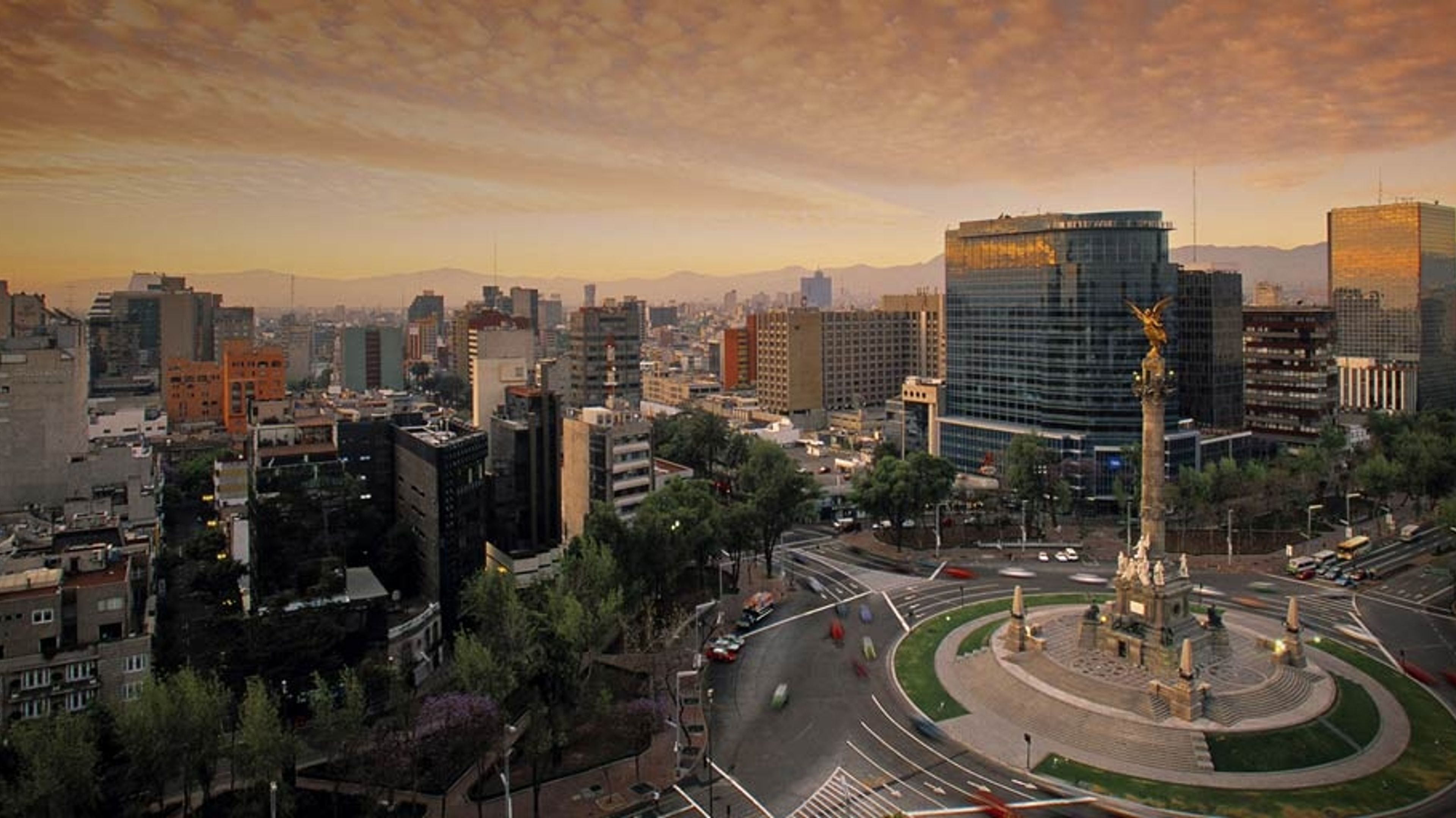 Independence Monument in Avenida de la Reforma, Mexico City, Mexico ...