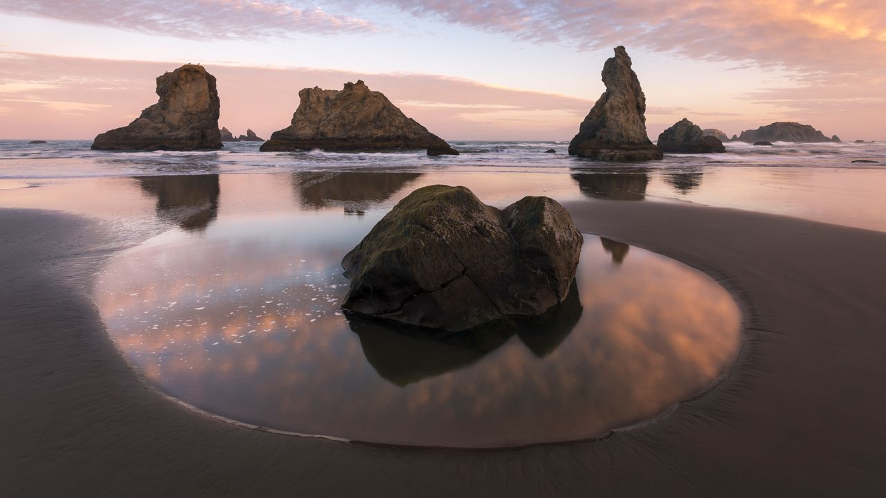 Sea stacks of Bandon Beach in Bandon, Oregon - Bing Gallery · Peapix