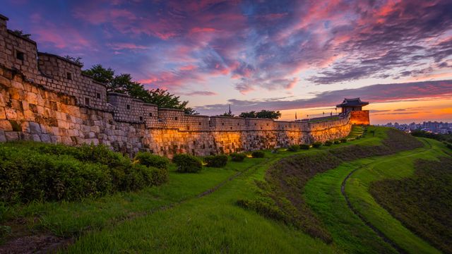 Old city wall of Hwaseong Fortress, Suwon, South Korea - Bing Gallery ...