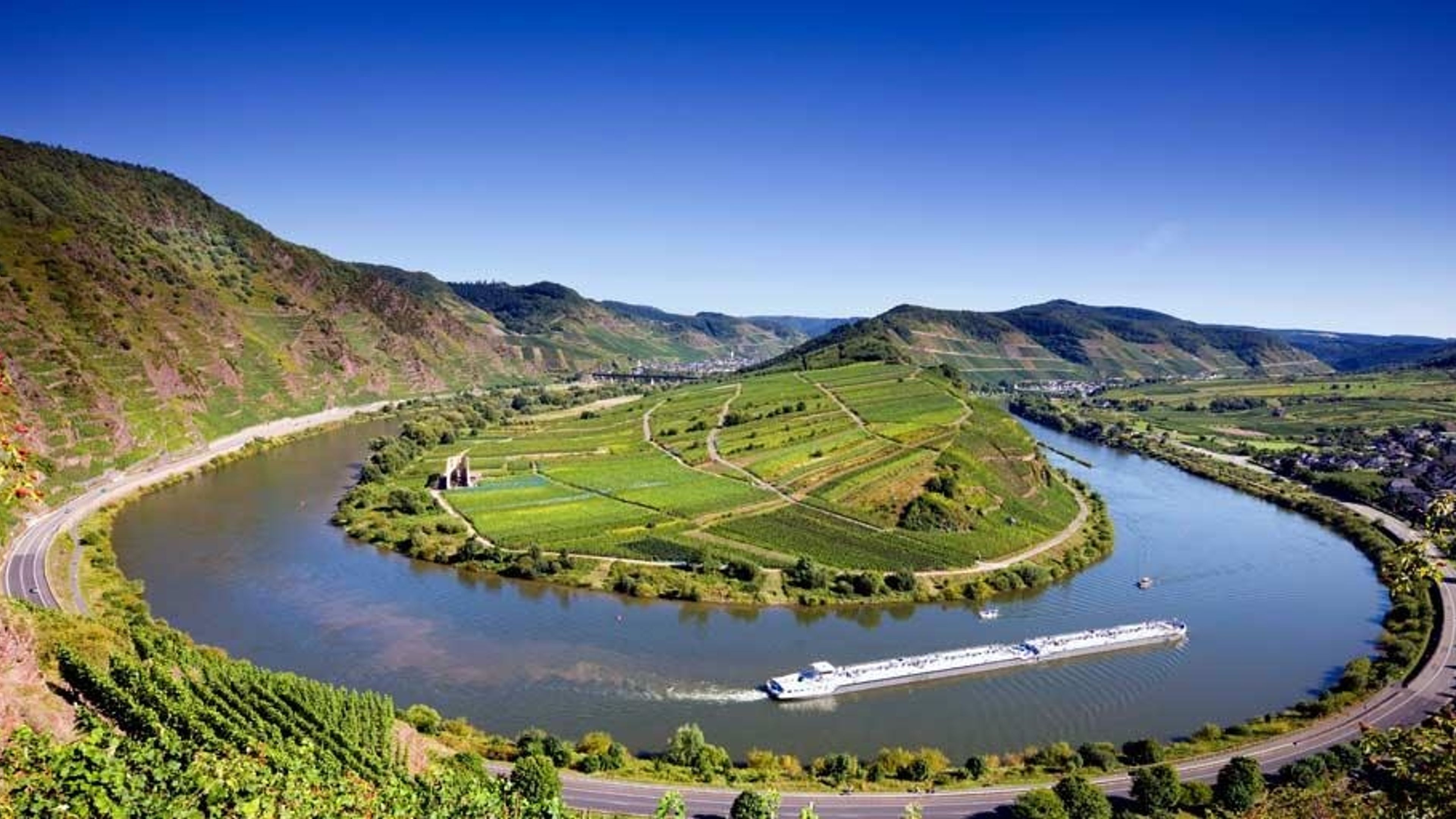 Ein Schiff manövriert sich durch die Moselschleife bei Bremm - gesehen ...