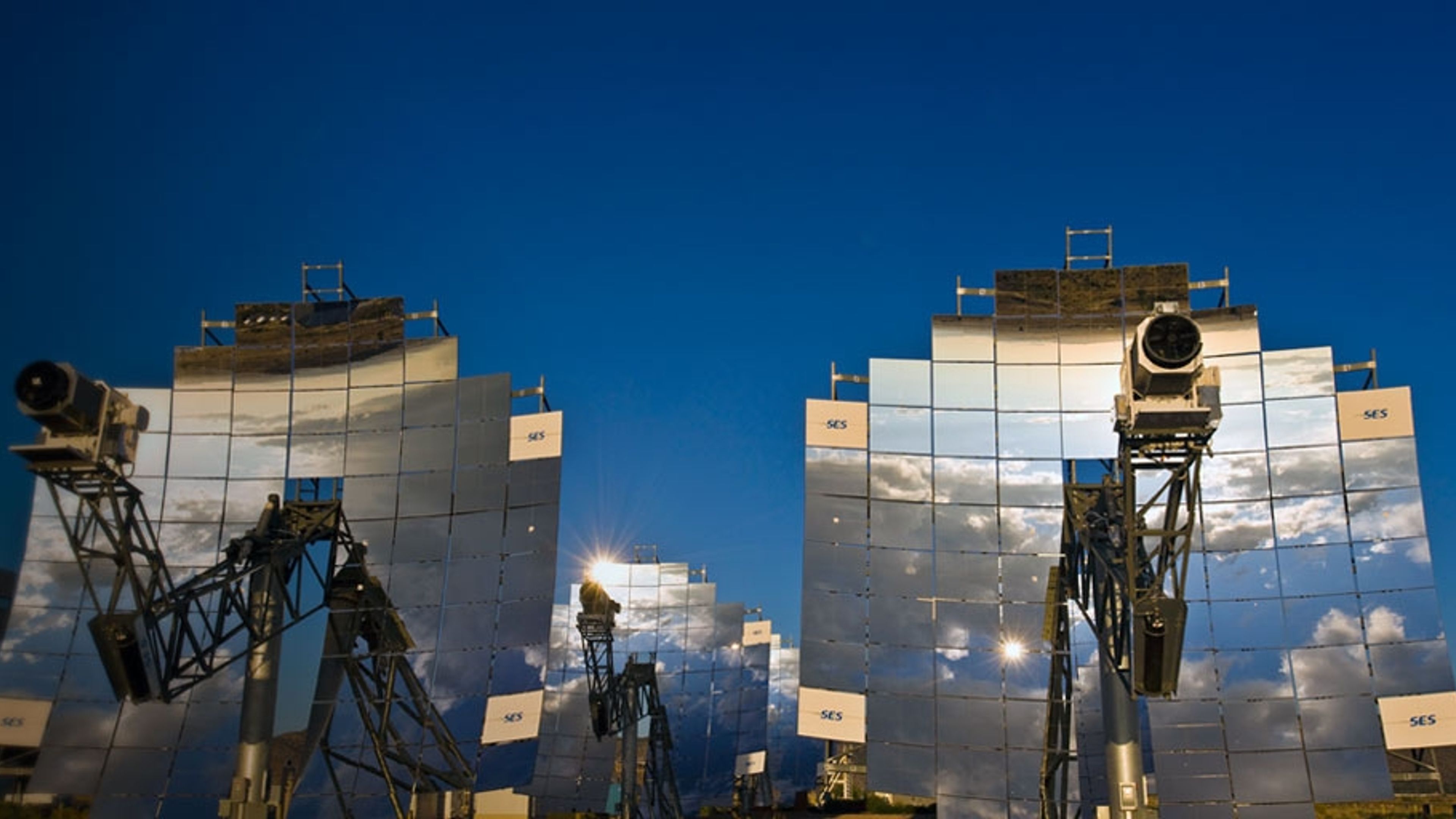 Mirror arrays concentrate light, making electricity near Albuquerque ...