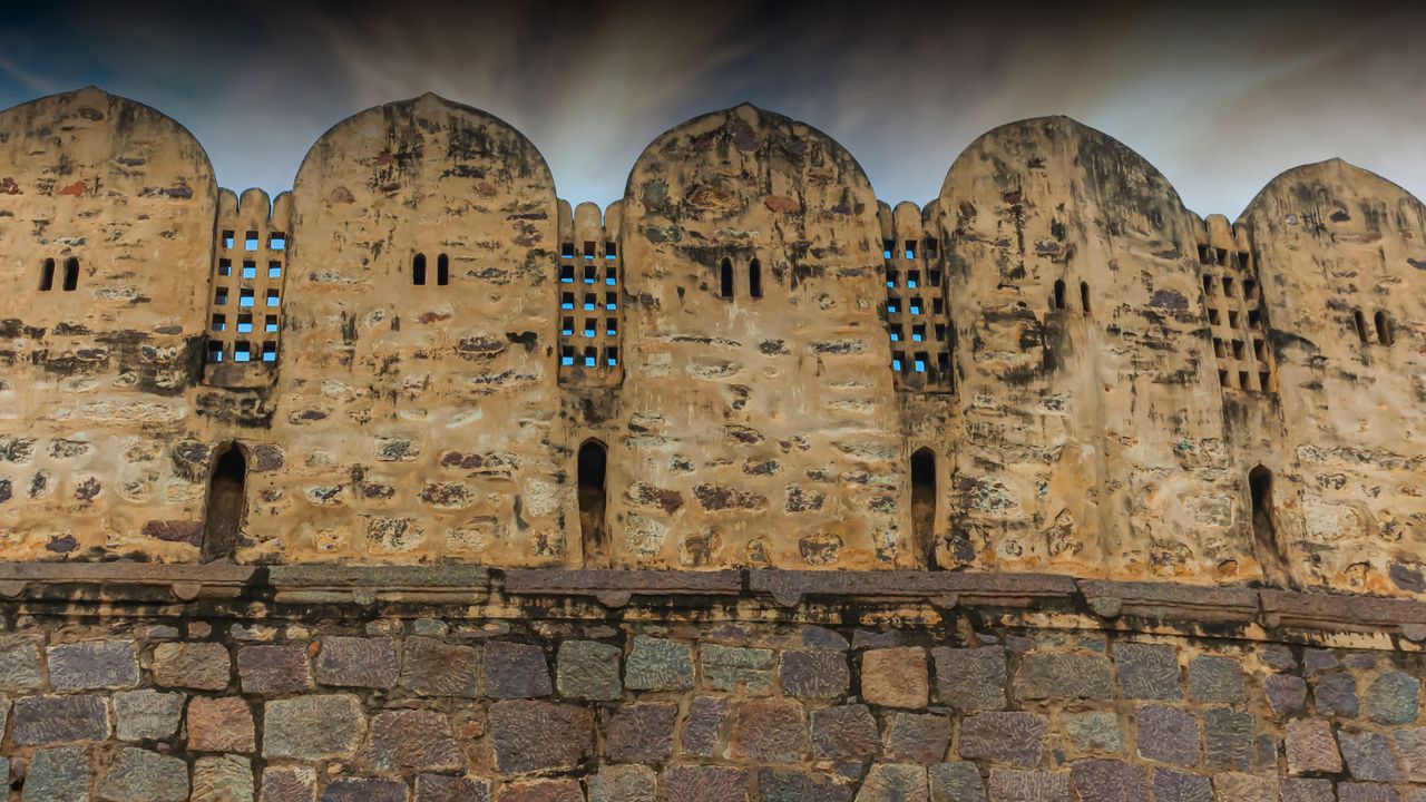 Arched parapets of the Golconda Fort in Hyderabad, Telangana - Bing ...