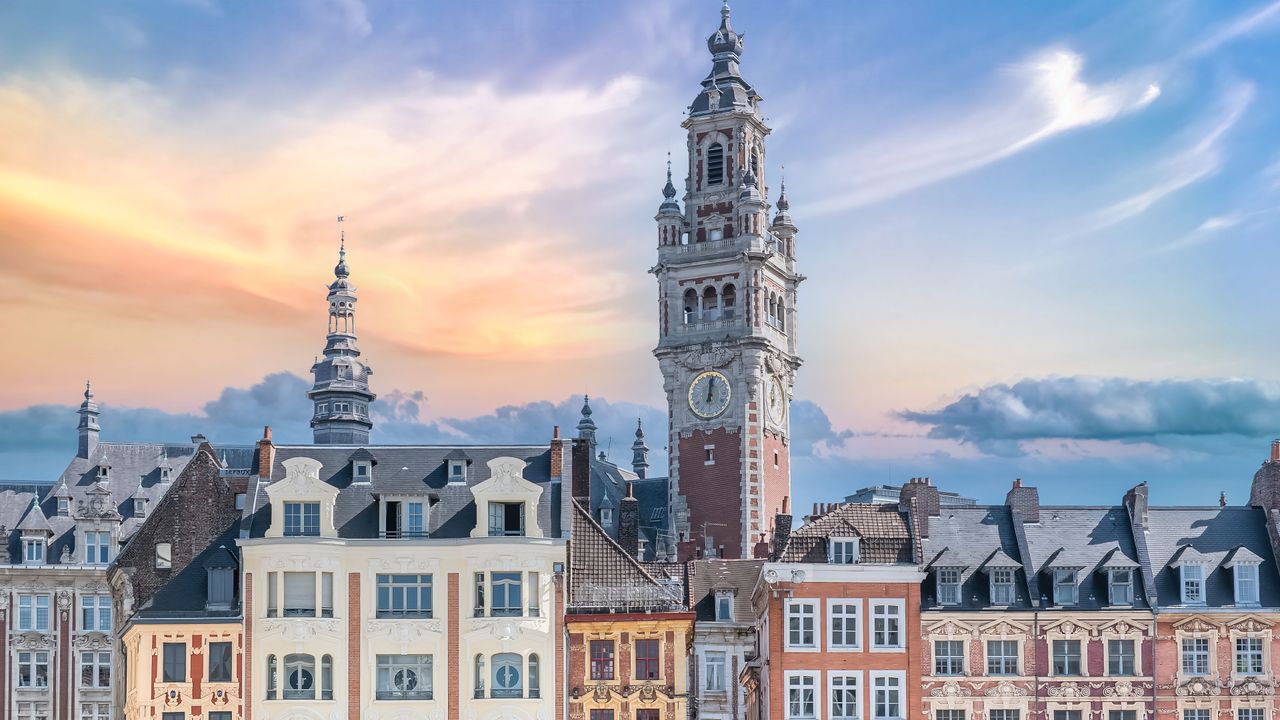 Le beffroi de la Chambre de Commerce, Lille, Hauts-de-France - Bing ...