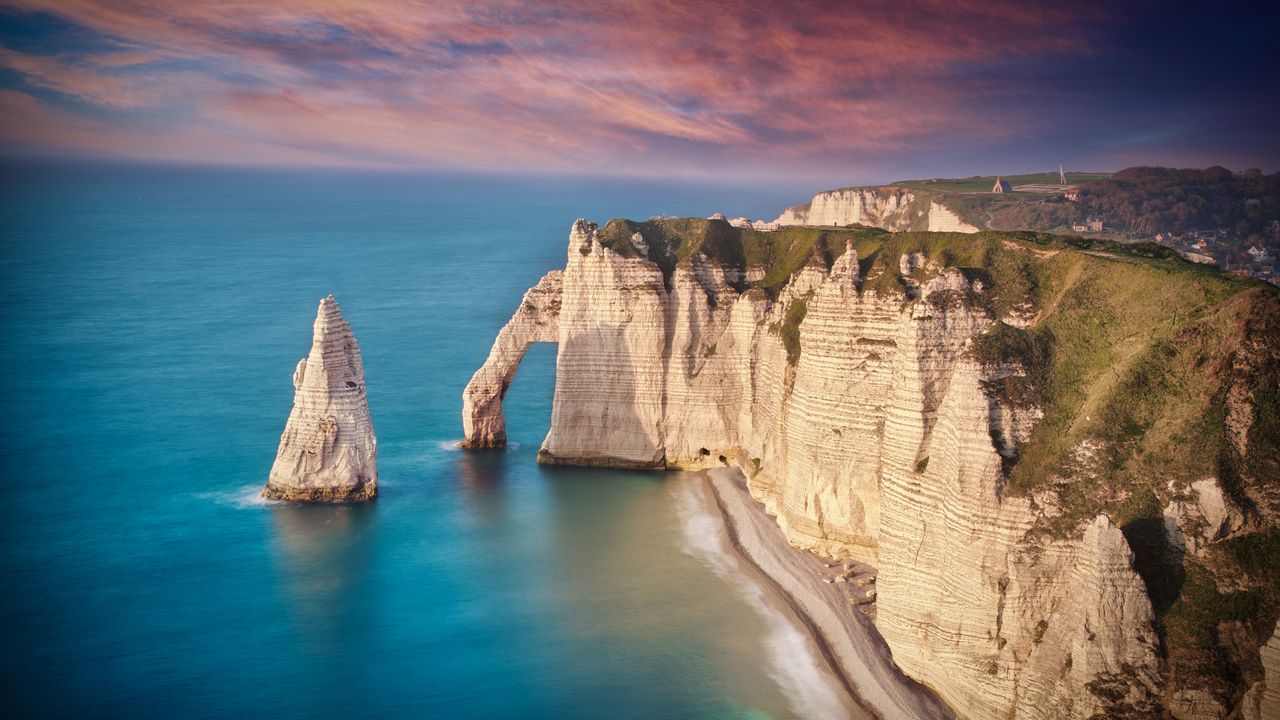 L’aiguille et la Porte d’Aval, falaises d’Étretat, Normandie - Bing ...