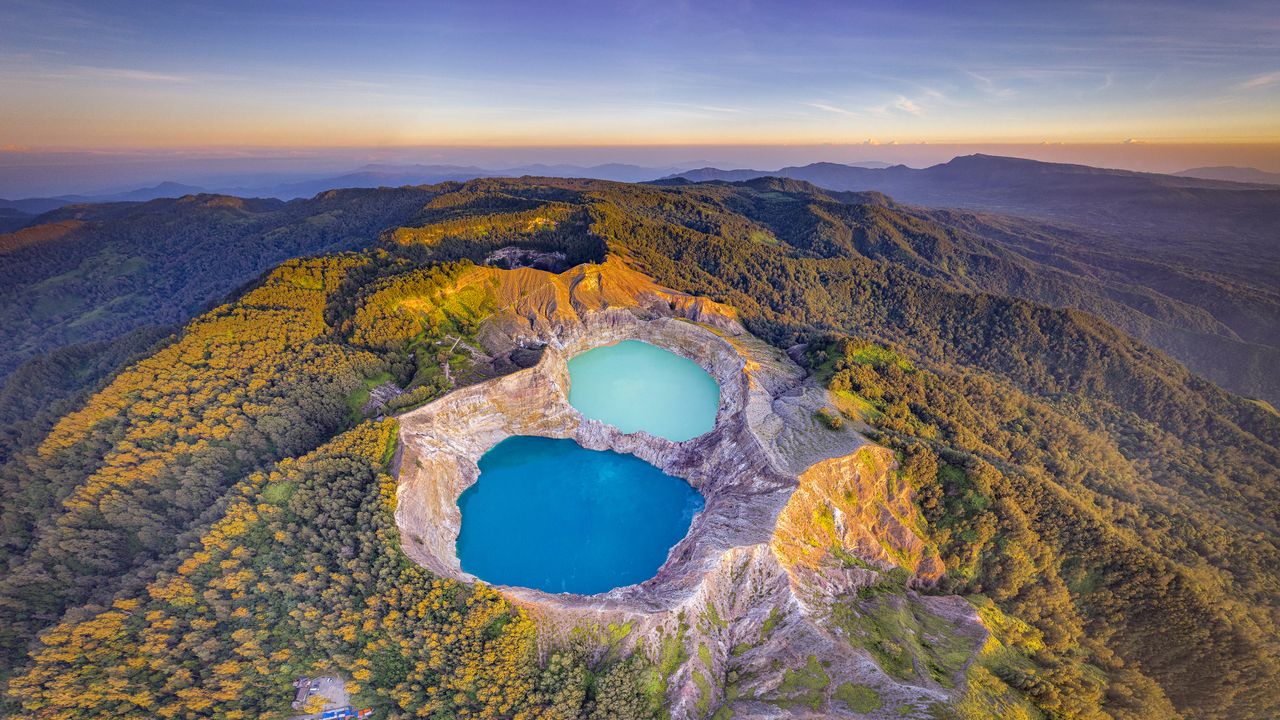 Volcanic crater lakes on Kelimutu, Flores, Indonesia - Bing Gallery ...