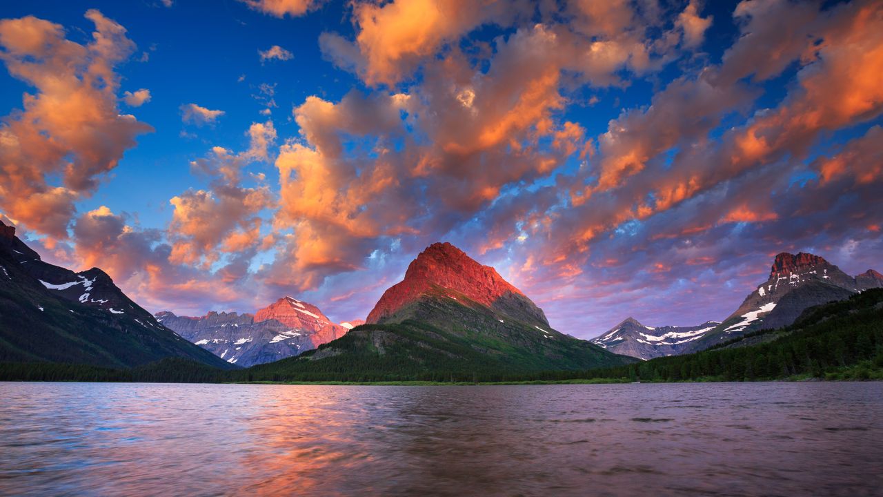 Sunrise over Swiftcurrent Lake, Glacier National Park, Montana - Bing ...