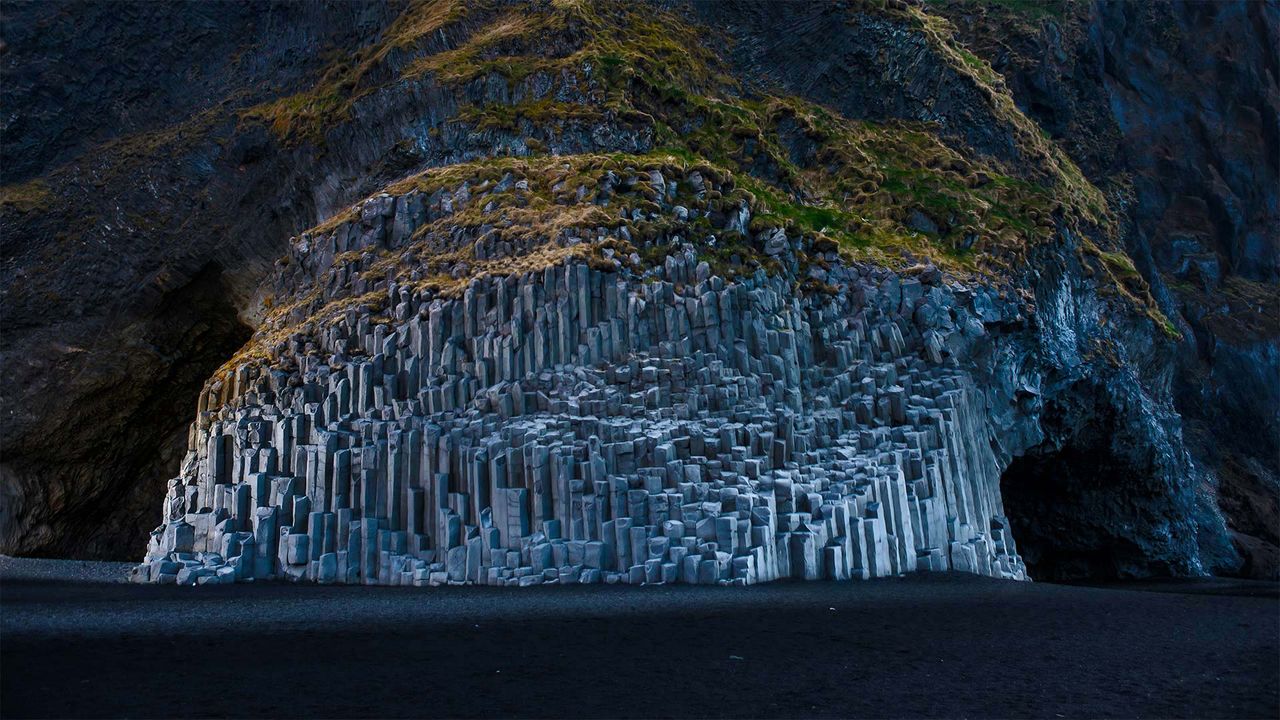 Basalt rock formations on Reynisfjara Beach, Iceland - Bing Gallery ...