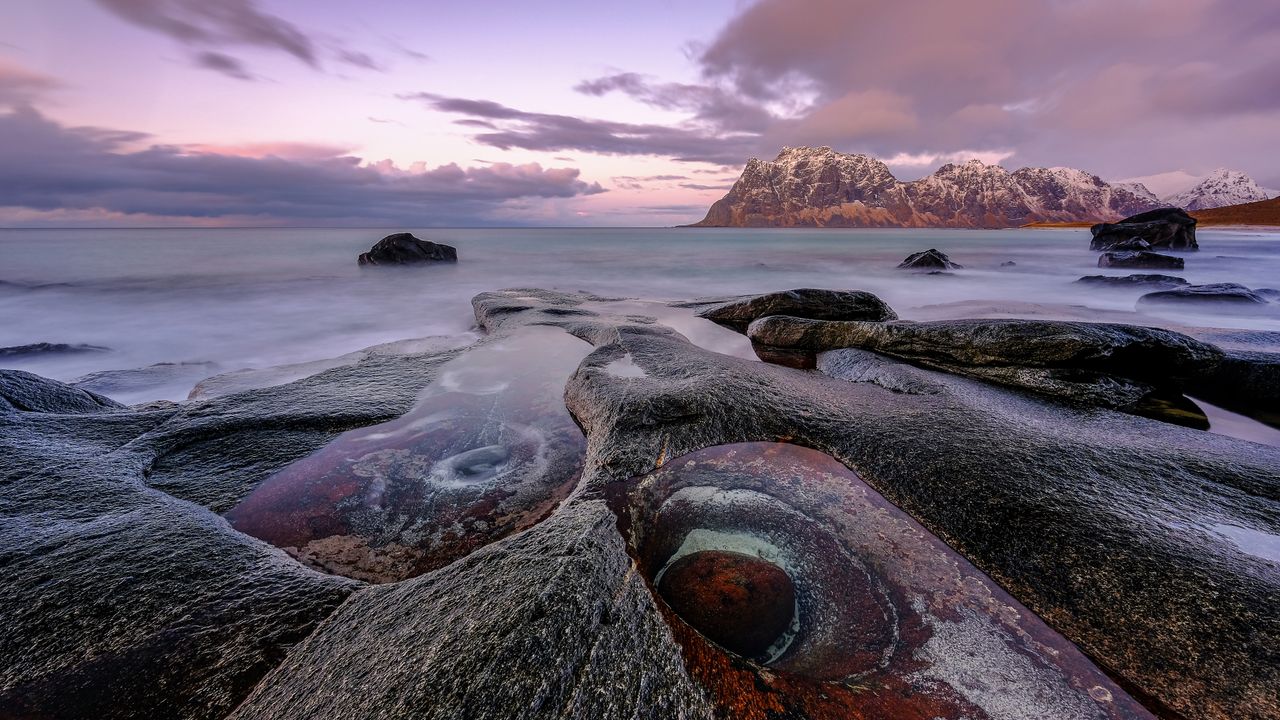 The Dragon's Eye rock formation at Uttakleiv Beach, Norway - Bing ...