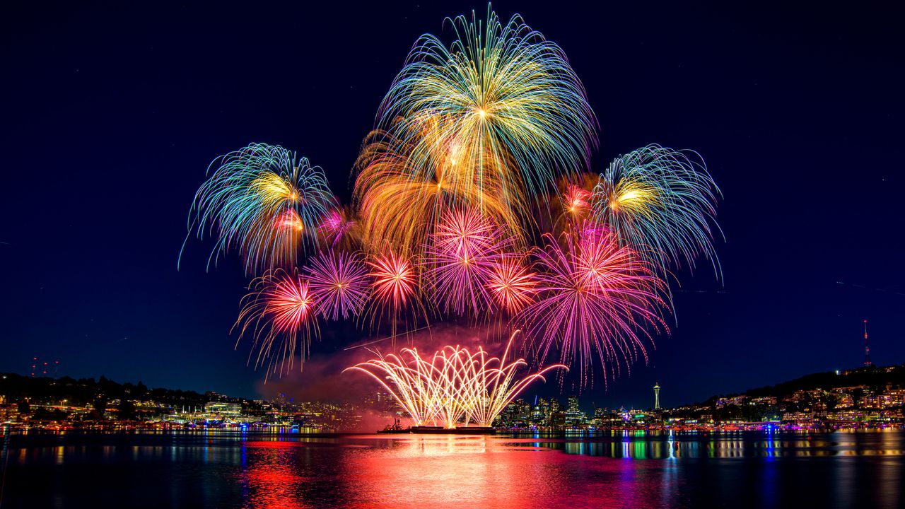 Fourth of July fireworks over Lake Union in Seattle - Bing Gallery · Peapix
