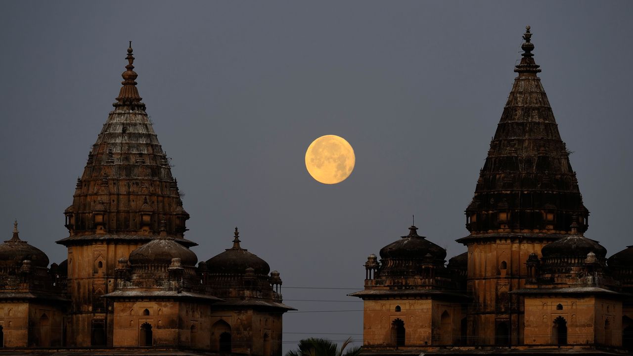 Full Moon set at dawn, behind Cenotaphs, Orchha, Madhya Pradesh, India - Bing Gallery · Peapix