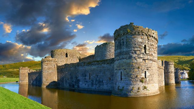 10+ Castle Wallpapers - HD Spotlight Desktop Wallpapers · Peapix