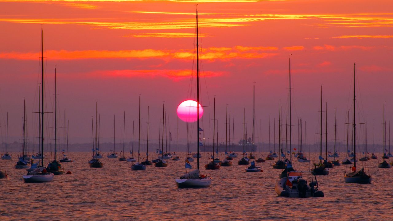Cowes Harbour, Cowes, Isle of Wight, England - Bing Gallery · Peapix