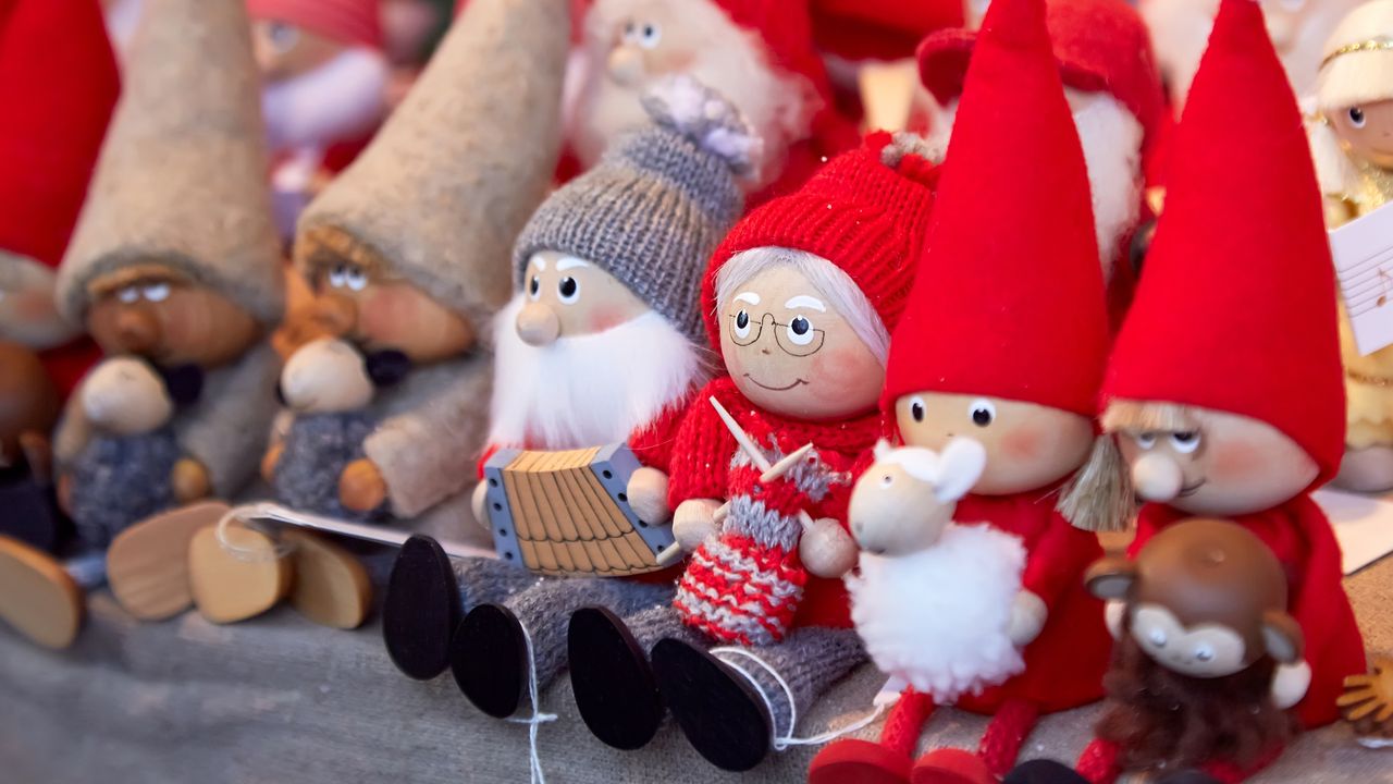 Handmade gnomes at a Christmas market - Bing Gallery · Peapix