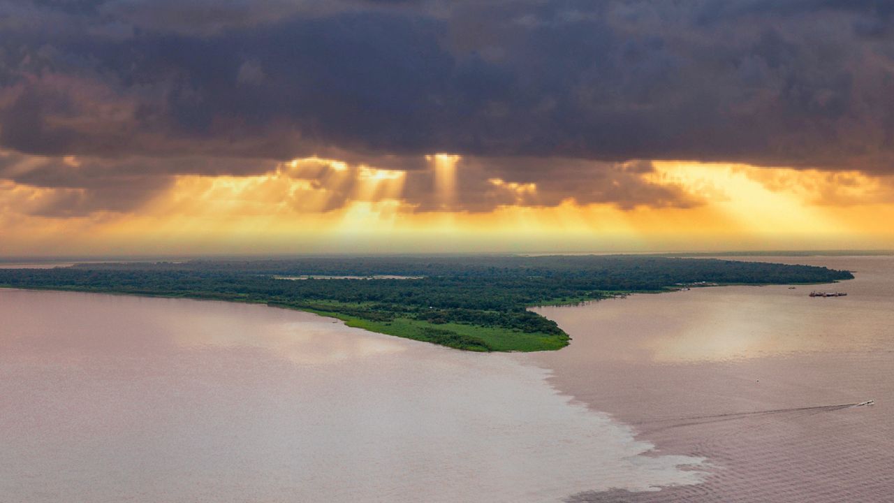 Confluência do Rio Negro e do Amazonas, Manaus, estado do Amazonas ...