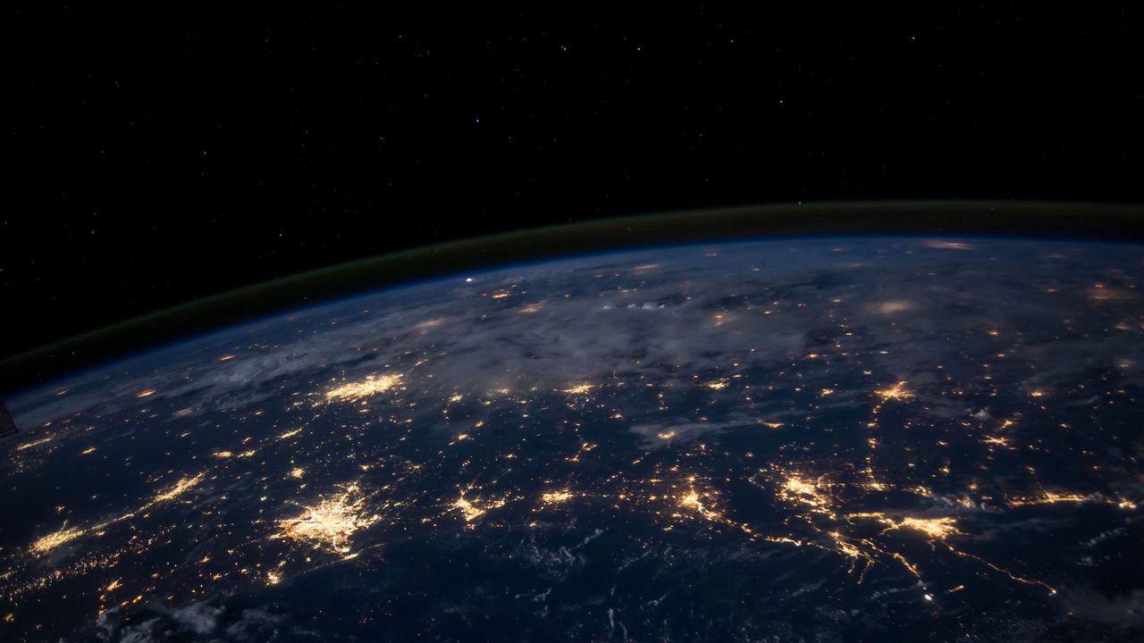 A nighttime view of the Gulf Coast states from 362 kilometres above ...