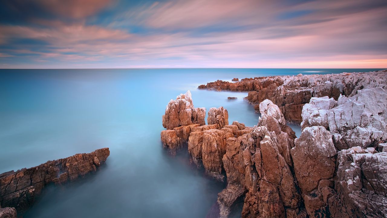 Rochers dans la mer au coucher du soleil, au Cap d’Antibes, Provence ...