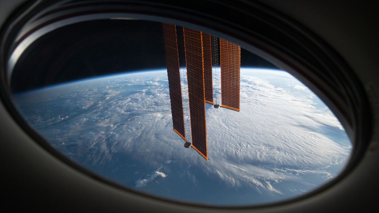 ISS main solar arrays seen from SpaceX Crew Dragon Endeavour - Bing ...