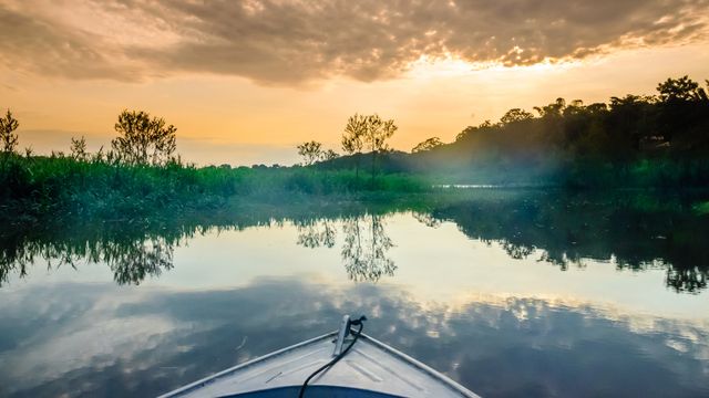 Vista de um barco na Amazônia - Bing Gallery · Peapix