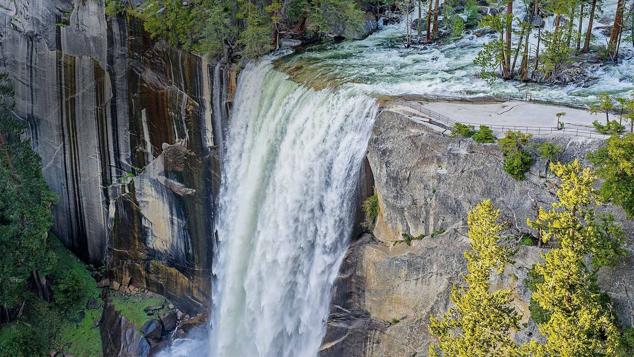 Vernal Fall in Yosemite National Park, California - Bing Gallery · Peapix