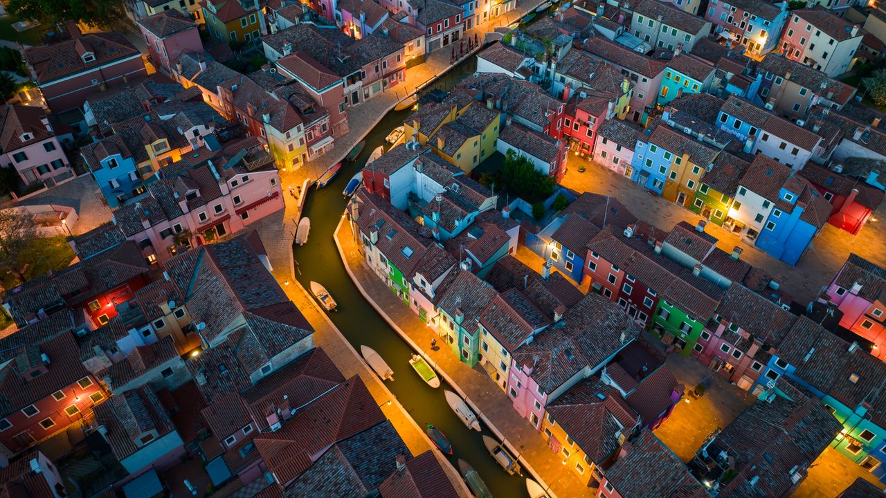 Vista aerea delle case colorate dell'isola di Burano, Laguna di Venezia ...
