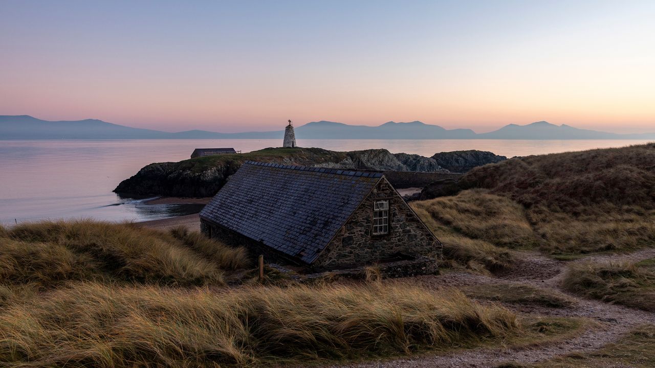 Cottage and Tŵr Mawr lighthouse, Ynys Llanddwyn, Wales, United Kingdom ...