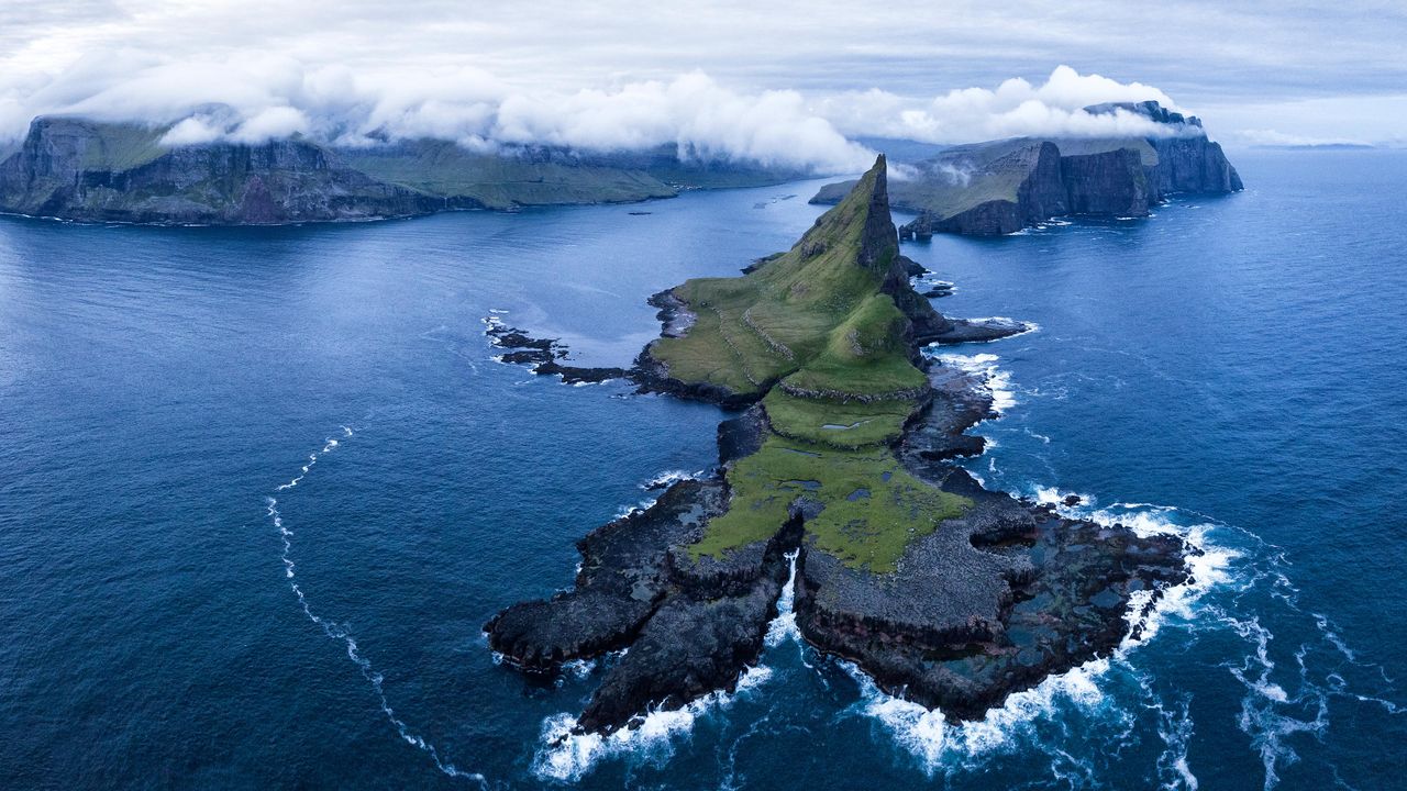 Staggering crags - Spotlight Gallery