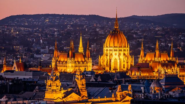 Hungarian Parliament Building, Budapest, Hungary - Bing Gallery · Peapix