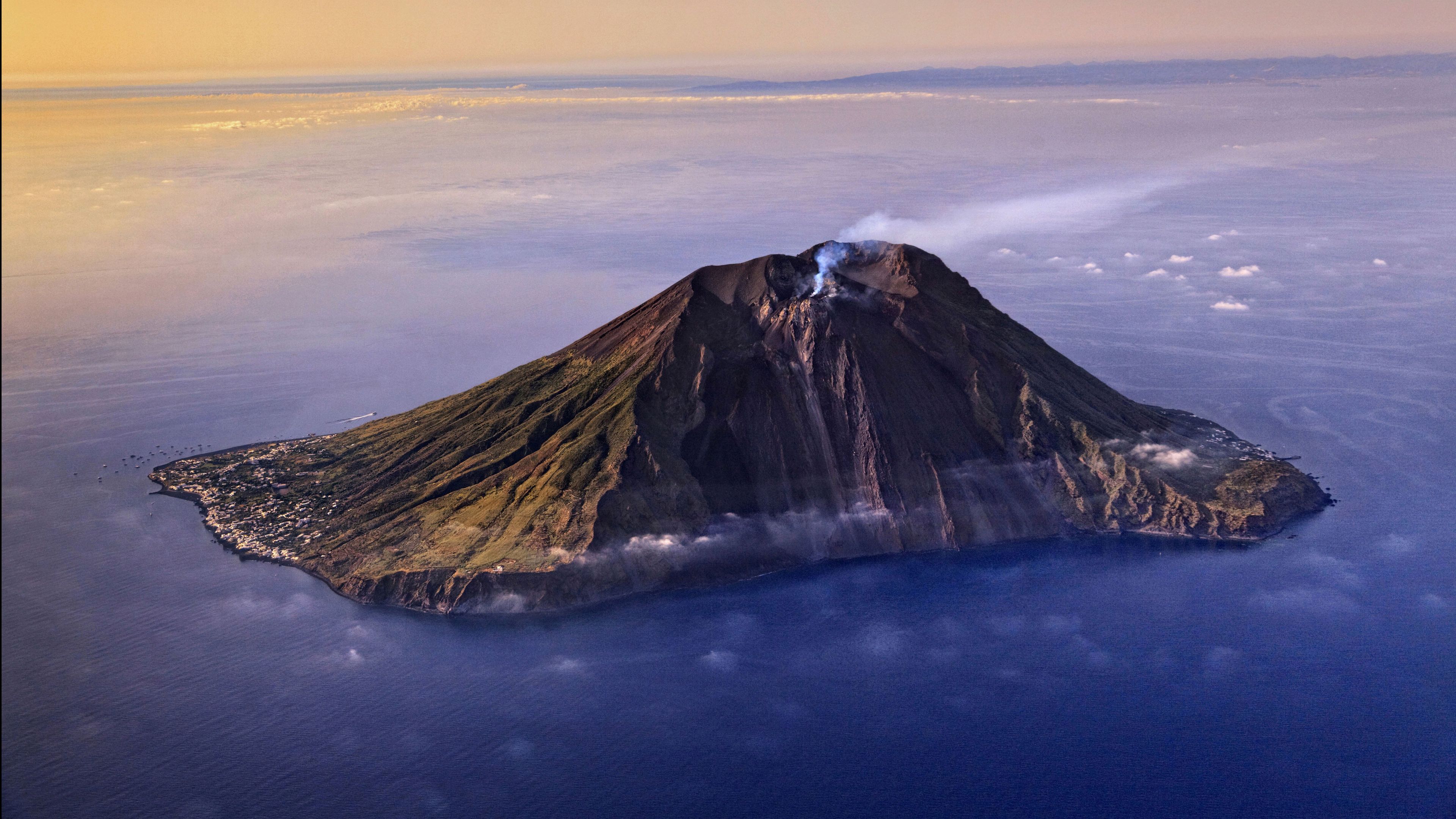 Vista aerea del vulcano di Sromboli sull’omonima isola, nell’arcipelago ...
