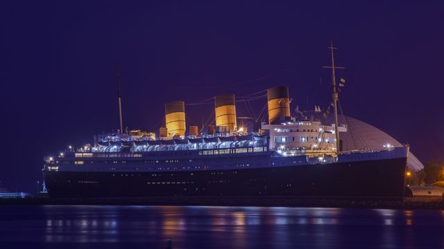 Night view of the RMS Queen Mary, Long Beach, California, United States ...