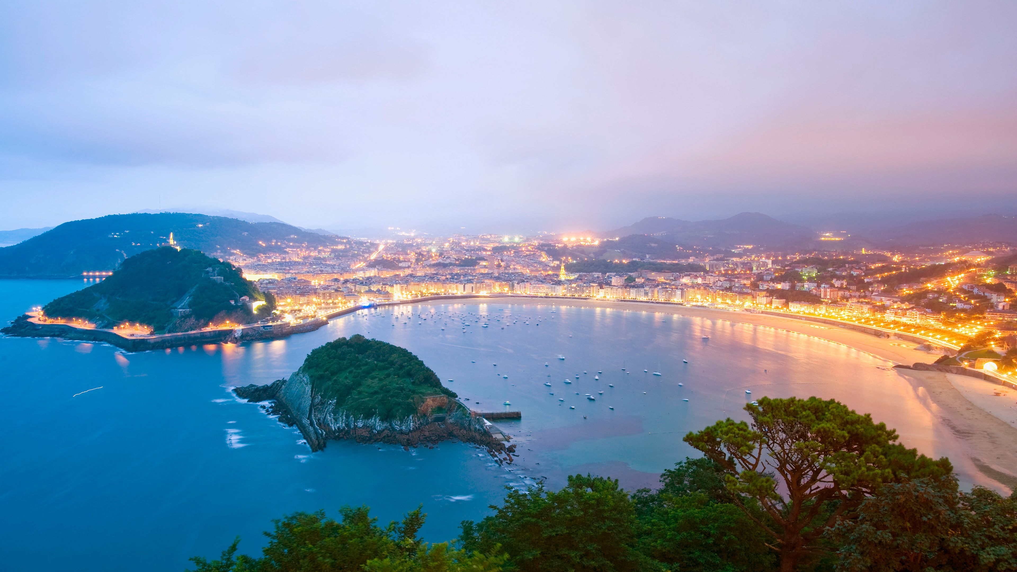 Playa de La Concha vista desde el Monte Igueldo, San Sebastián, España - Bing Gallery